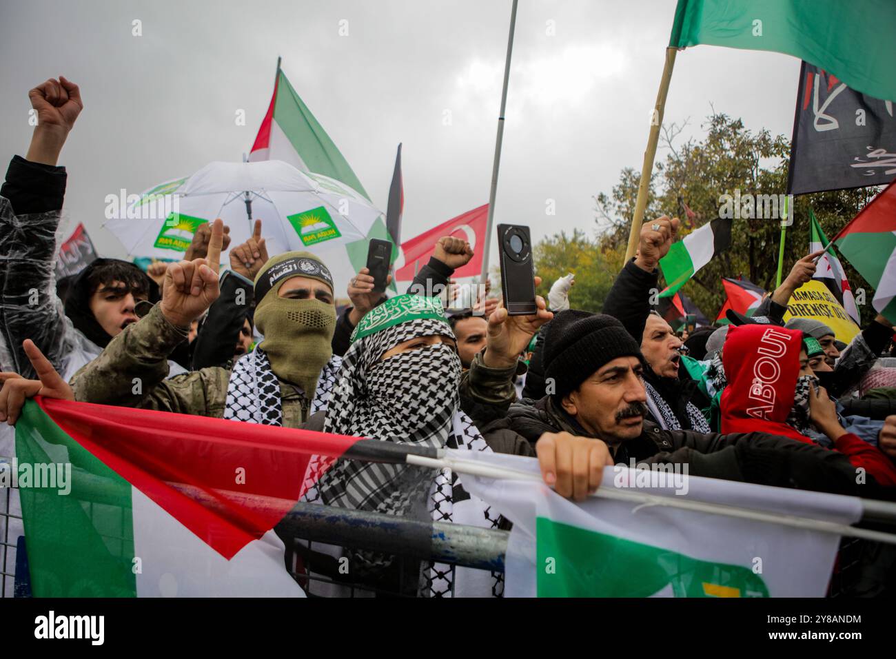 Gaziantep, Turkiye. 19 November 2023. Hundreds of people weaving the ...