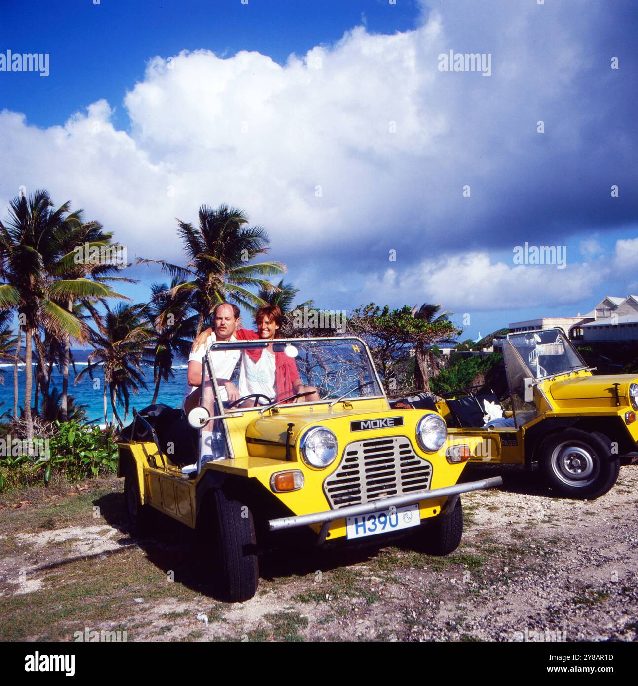 Touristen mit dem Mini Moke unterwegs auf Barbados, um 1985 ...