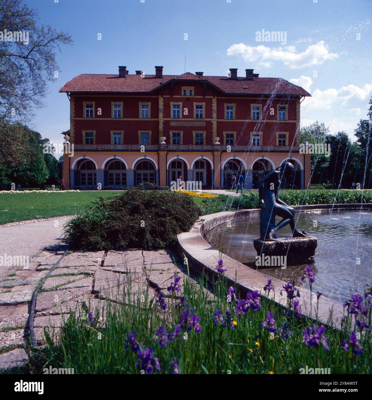 Springbrunnen vor dem Kurhotel Srbija in der Gemeinde Ilidza nahe ...