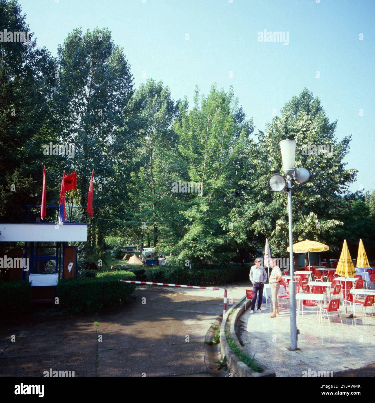 Campingplatz in der Nähe von Dakovica am Beli Drim im Kosovo um 1981 ...