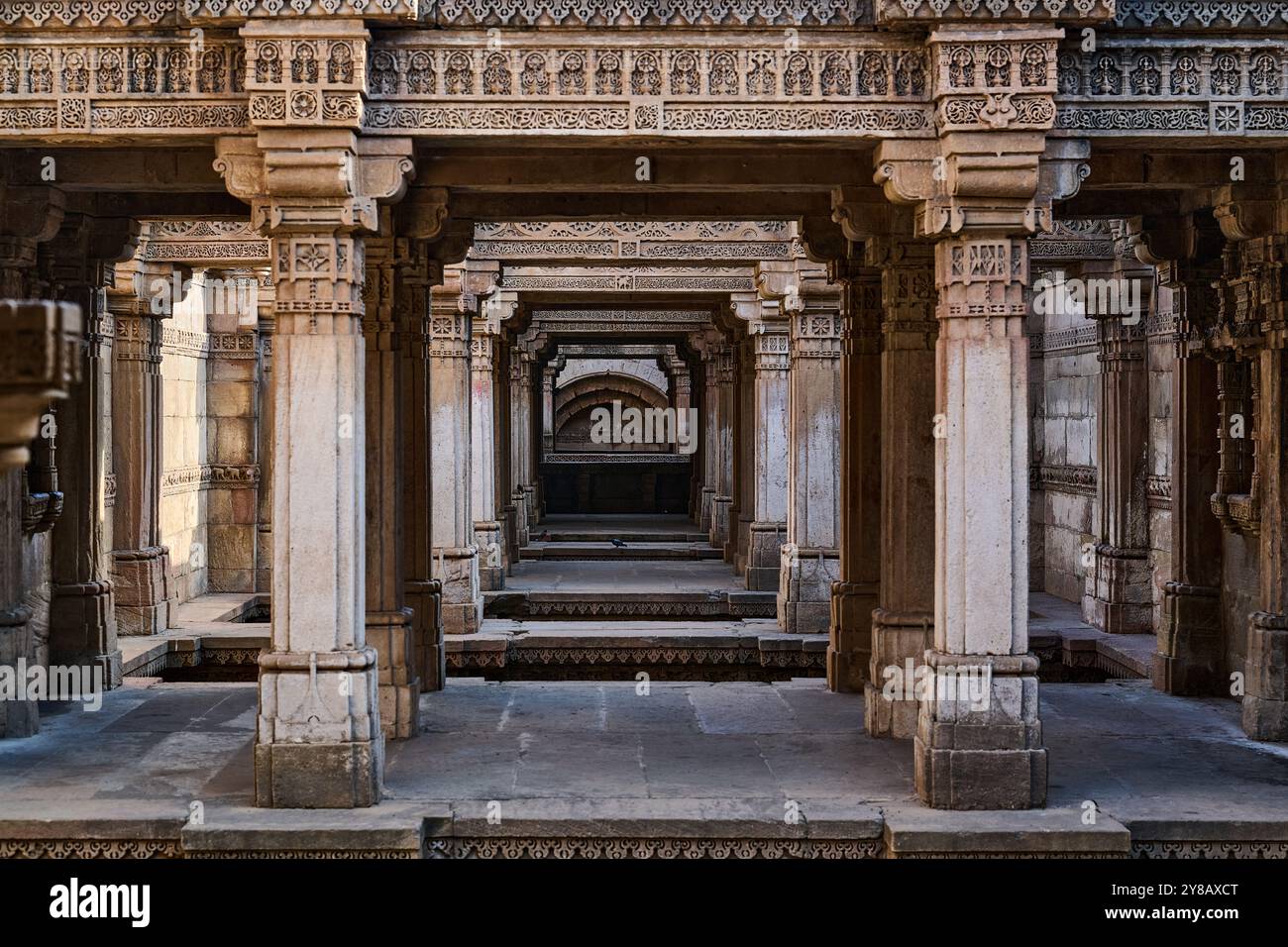Adalaj stepwell architecture hi-res stock photography and images - Alamy