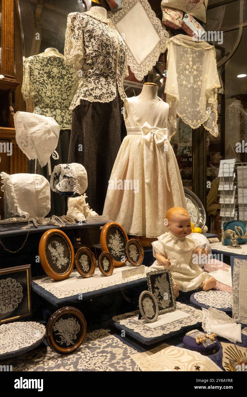 Belgium, Flanders, Bruges, Woolestraat, Kanten Rococo Lentelles lace ...