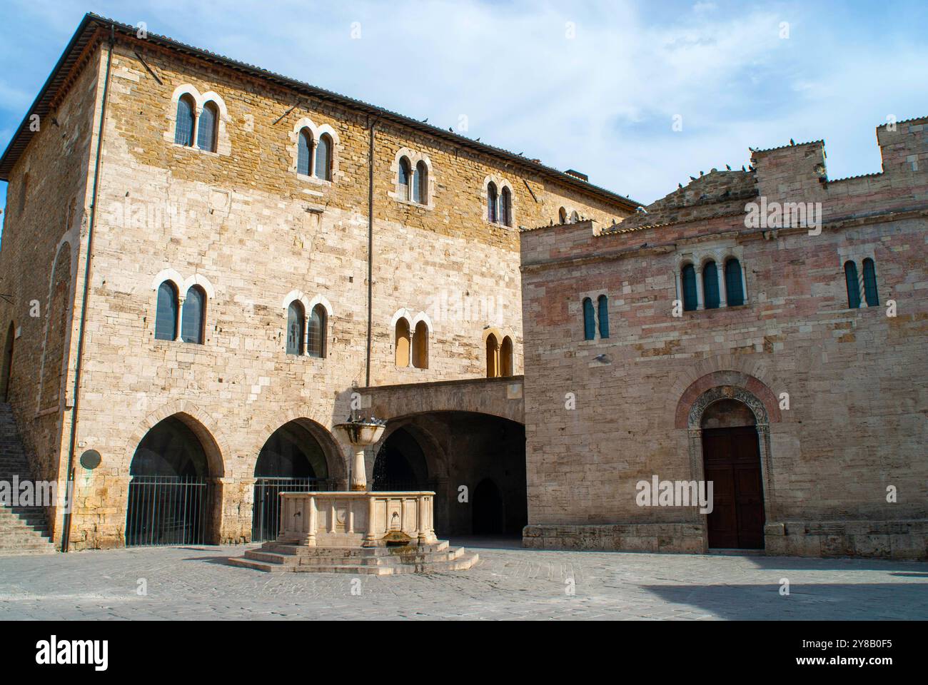 Italy, Umbria, Bevagna - Palace of the consuls and the church of St ...