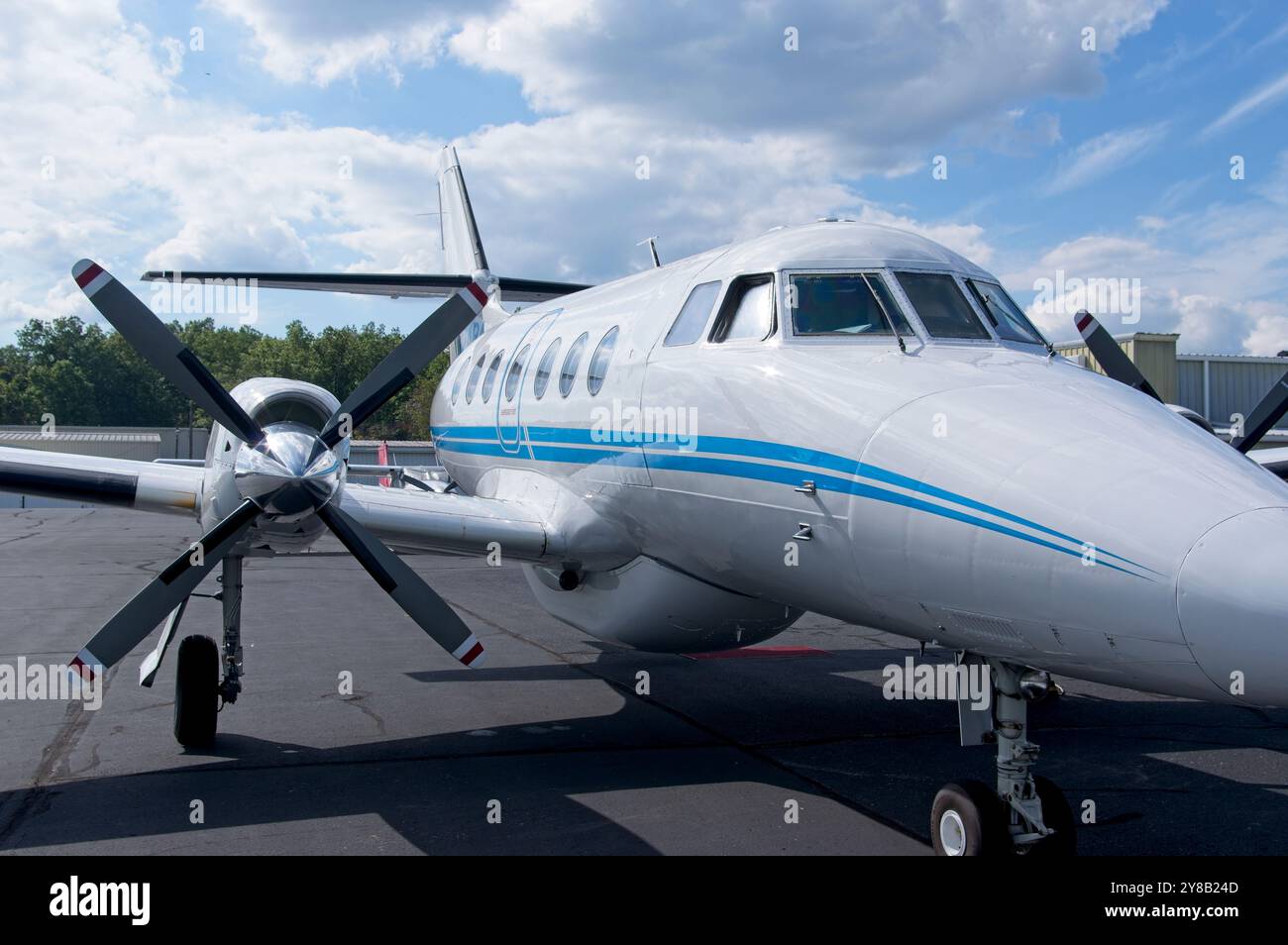 Right side view of small charter prop aircraft Stock Photo - Alamy