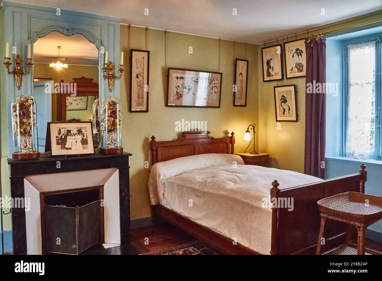 Bedroom in Claude Monet's house in Giverny, France Stock Photo - Alamy
