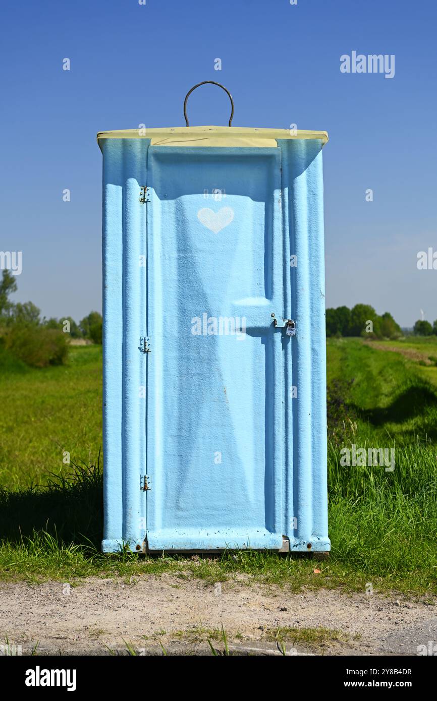 Mobile toilet cabin on the roadside, Mobile Toilettenkabine am ...