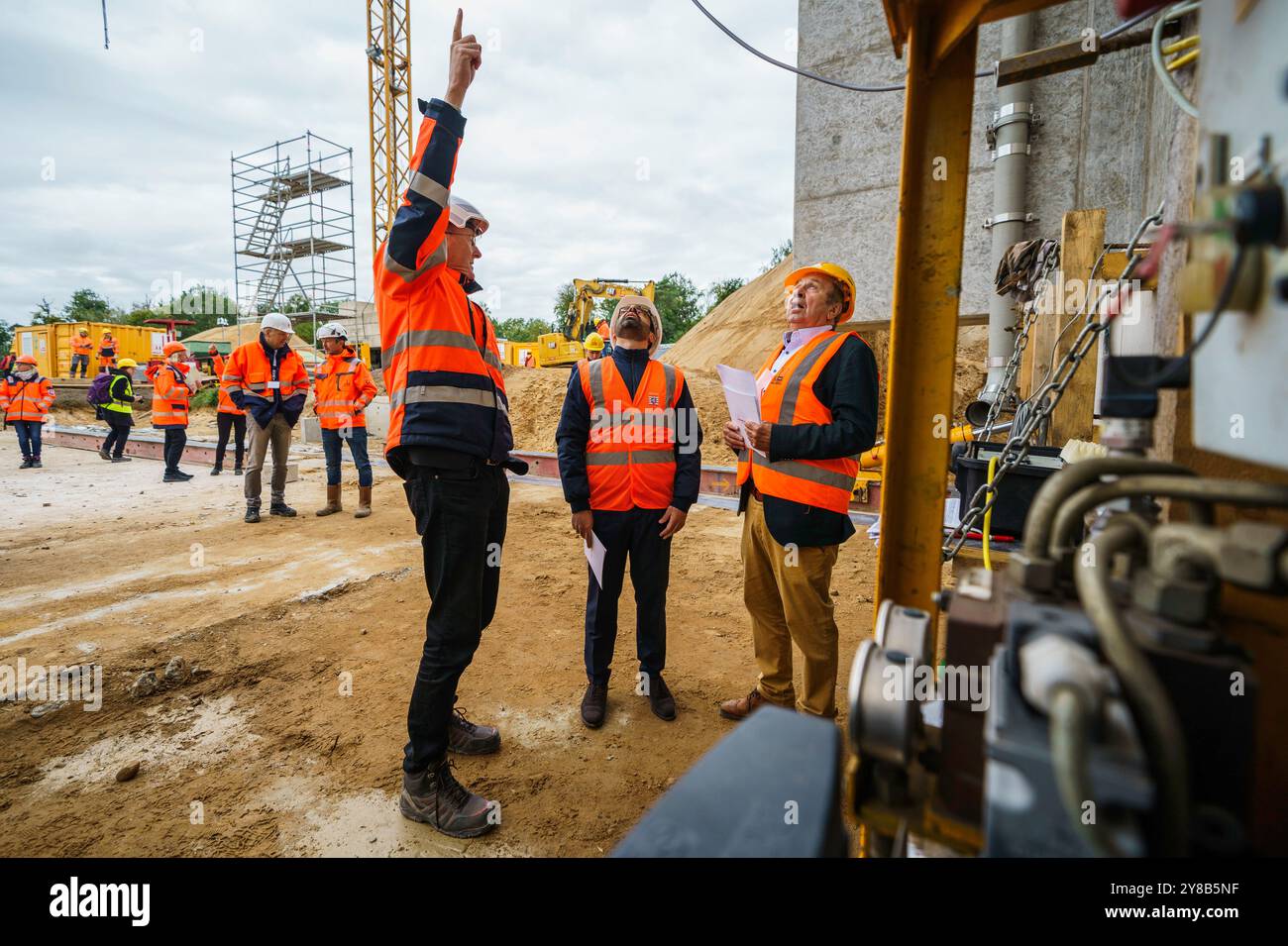 04 October 2024, Hesse, Frankfurt/Main: Michael Fröhlich (l-r), Central ...
