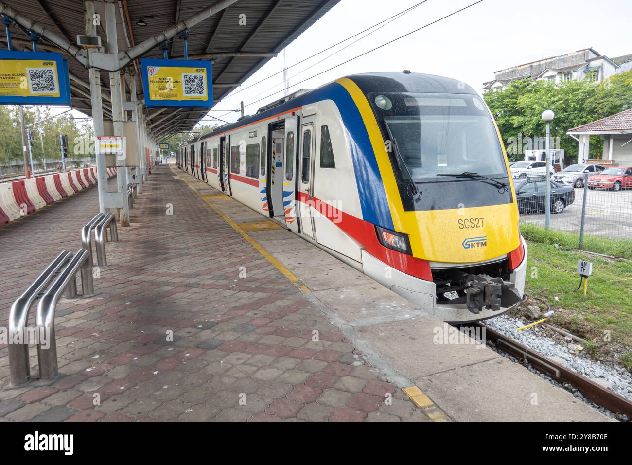 A platform of The Klang Komuter train station served by the KTM Komuter ...