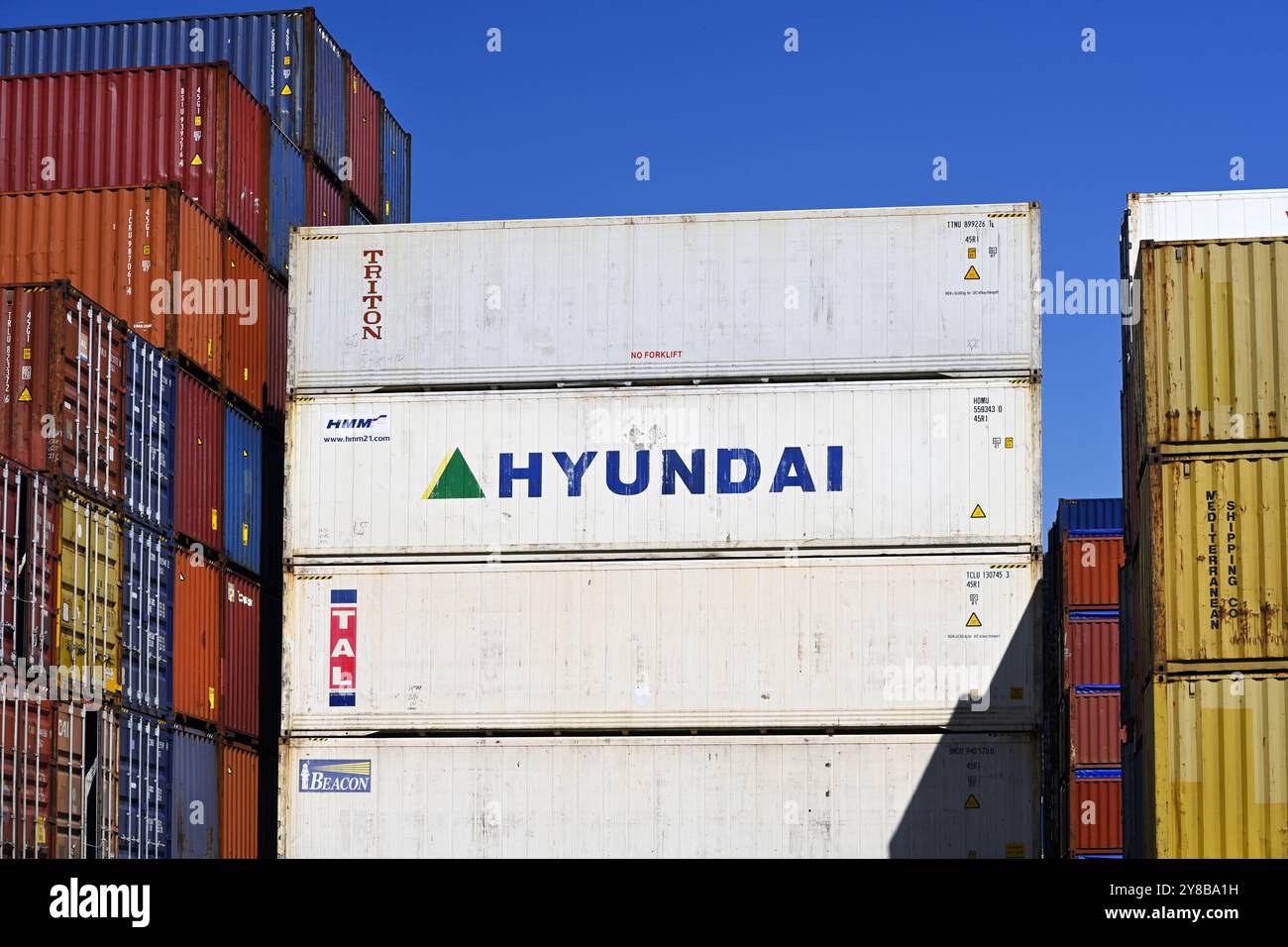 Container of the South Korean logistics company Hyundai (HMM) in the Port of Hamburg, Container ...