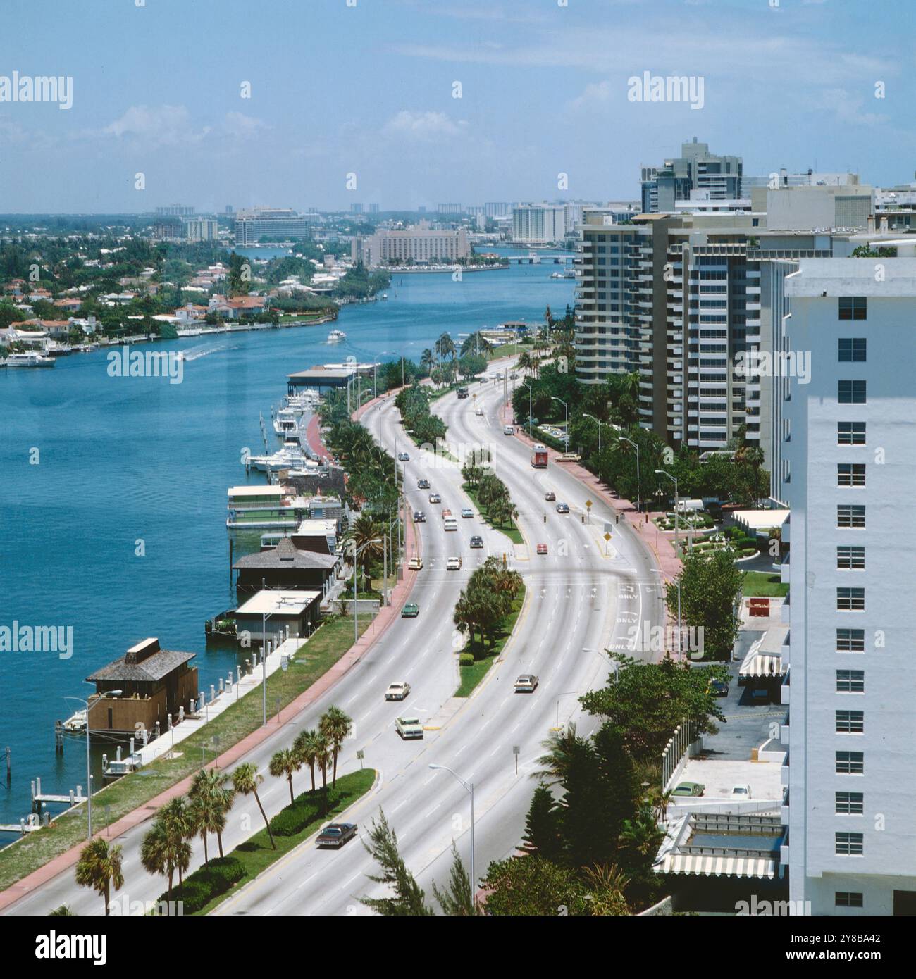 Blick auf die Collins Avenue in Mid-Beach Miami, Florida, USA um 1987 ...
