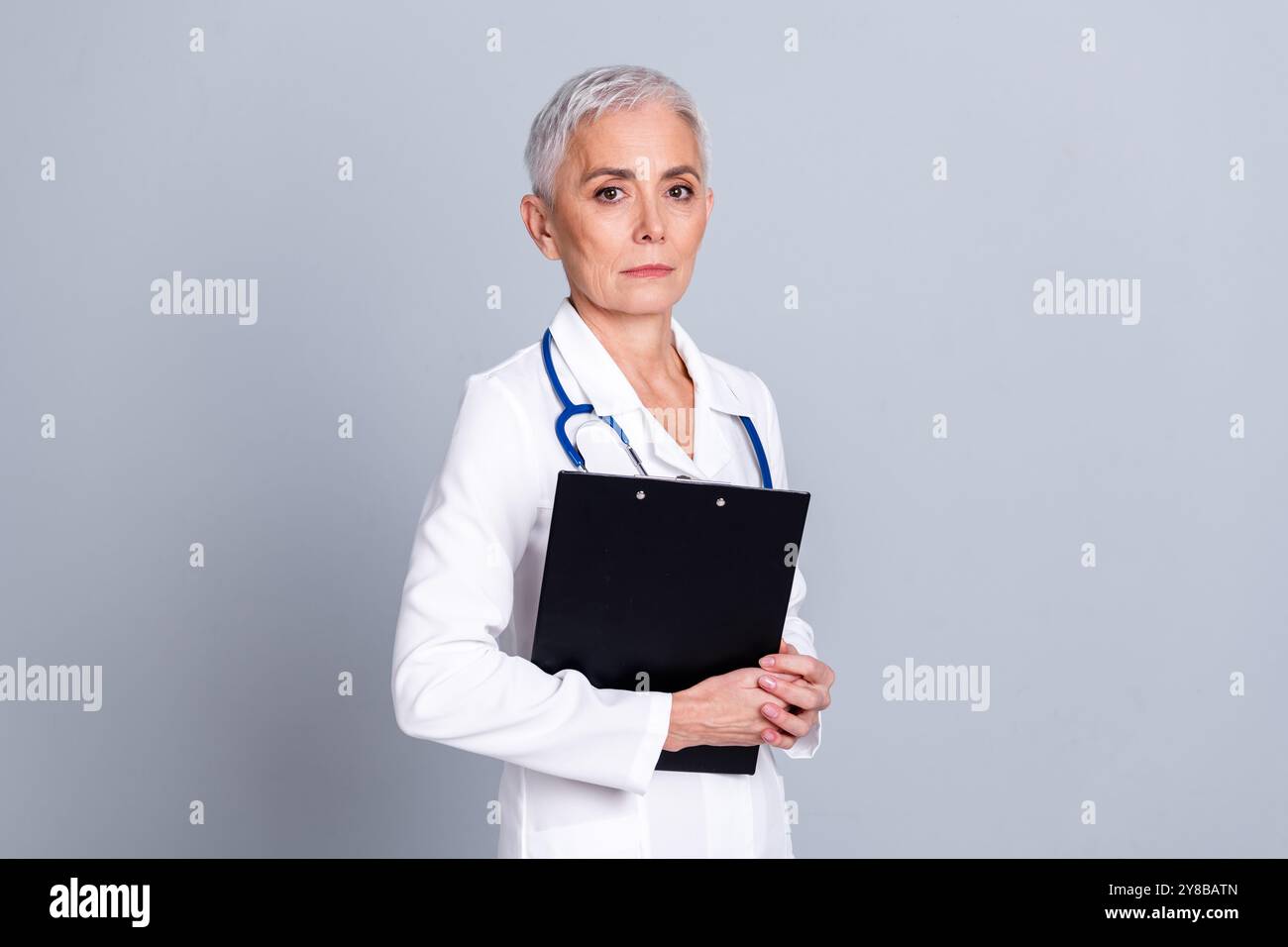 Photo of attractive senior woman hospital doctor worker hold ...