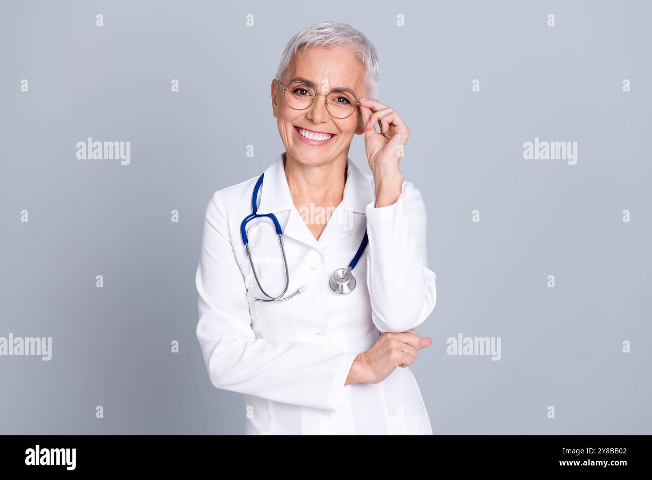 Photo portrait of pretty retired female clinic professional doctor ...