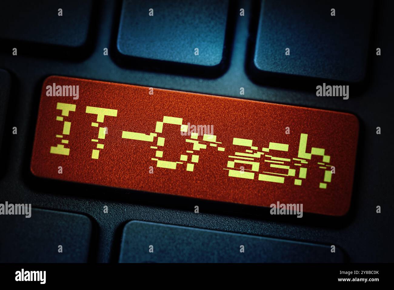 PHOTO MONTAGE, key with the inscription IT-Crash on a computer keyboard ...
