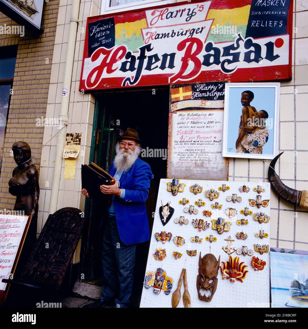 Harry Rosenberg in seinem Harry s Hamburger Hafenbasar , Hamburg um ...