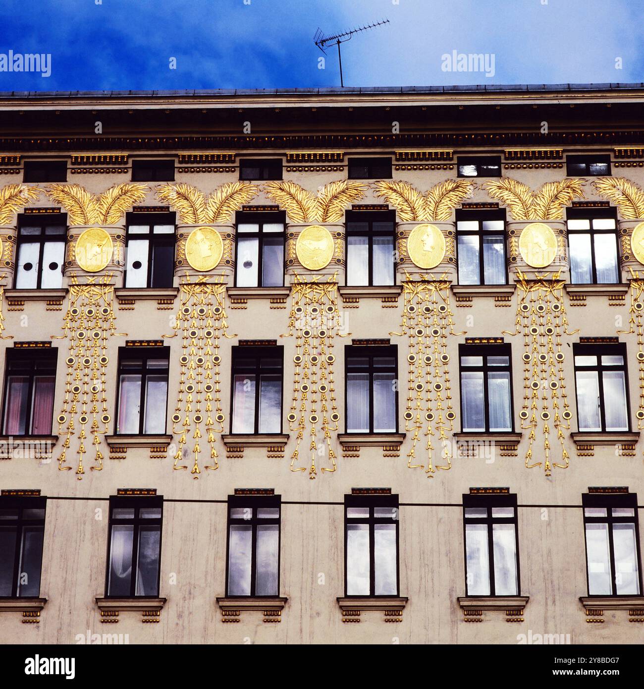 Hausfassade aus der Jugendstil Epoche mit goldenen Ornamenten in Wien ...