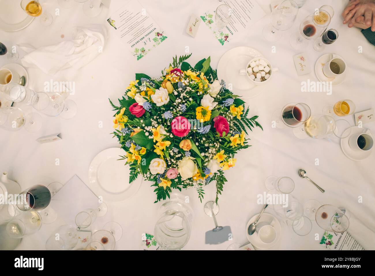 Above view dinner table hi-res stock photography and images - Alamy