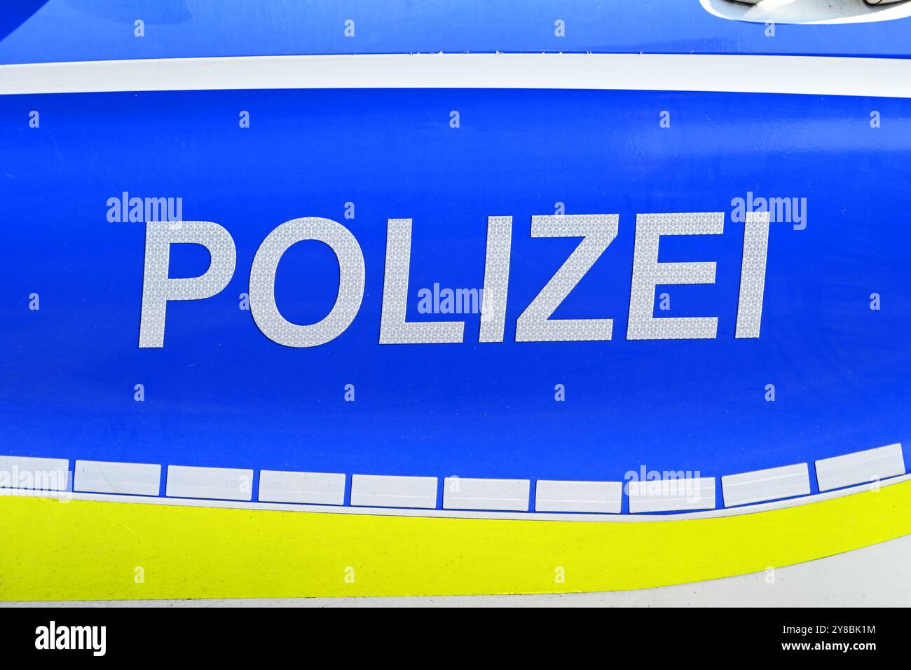 Police lettering on an emergency vehicle, Polizei-Schriftzug auf einem ...