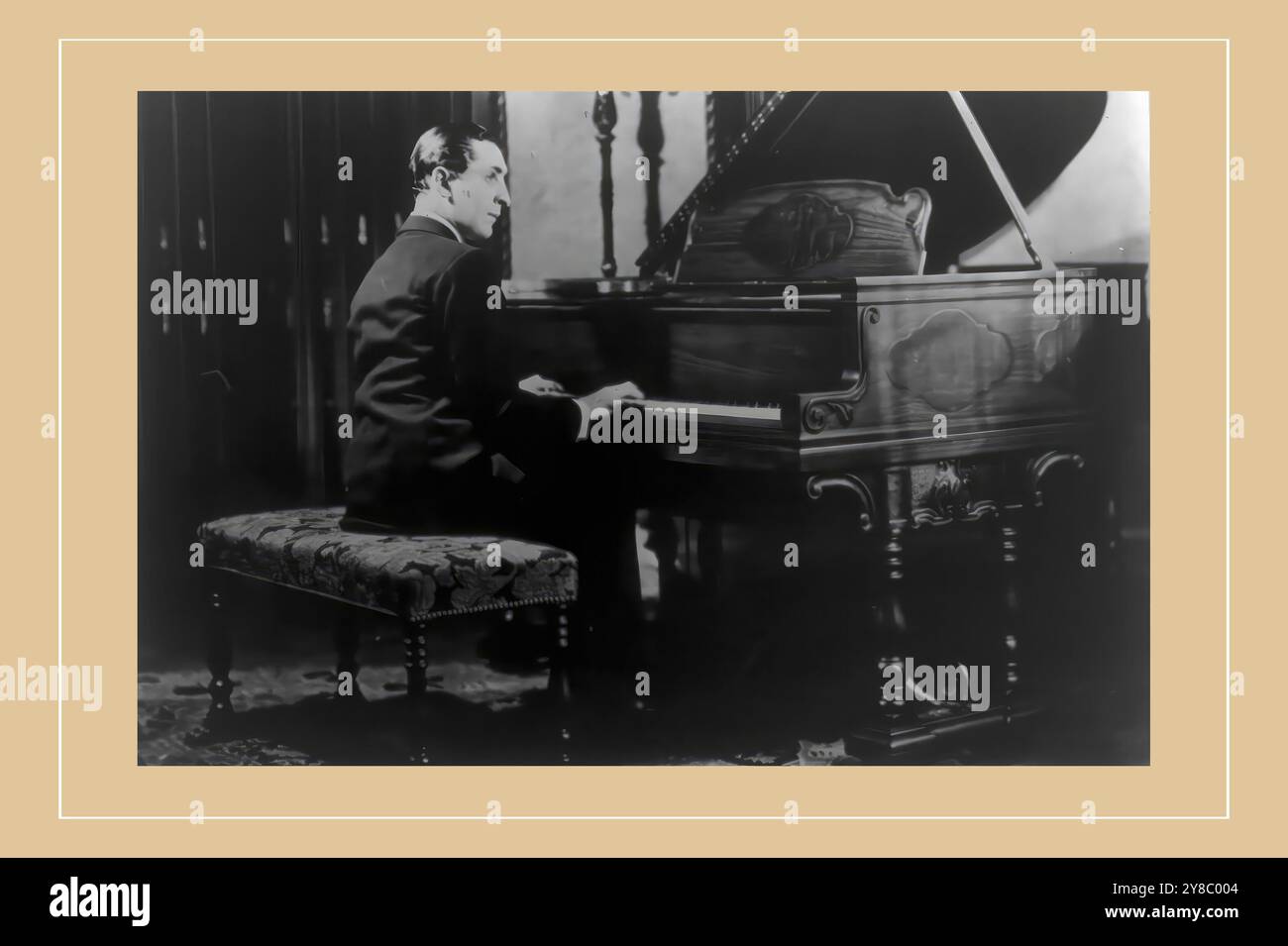 Vladimir Horowitz, Full lgth., seated at piano, right profile., 1 ...