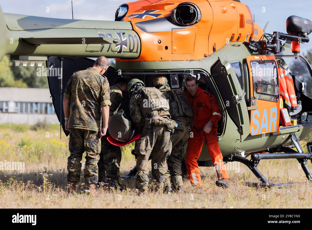 Duesseldorf, Germany. 04th Oct, 2024. Bundeswehr soldiers, including ...