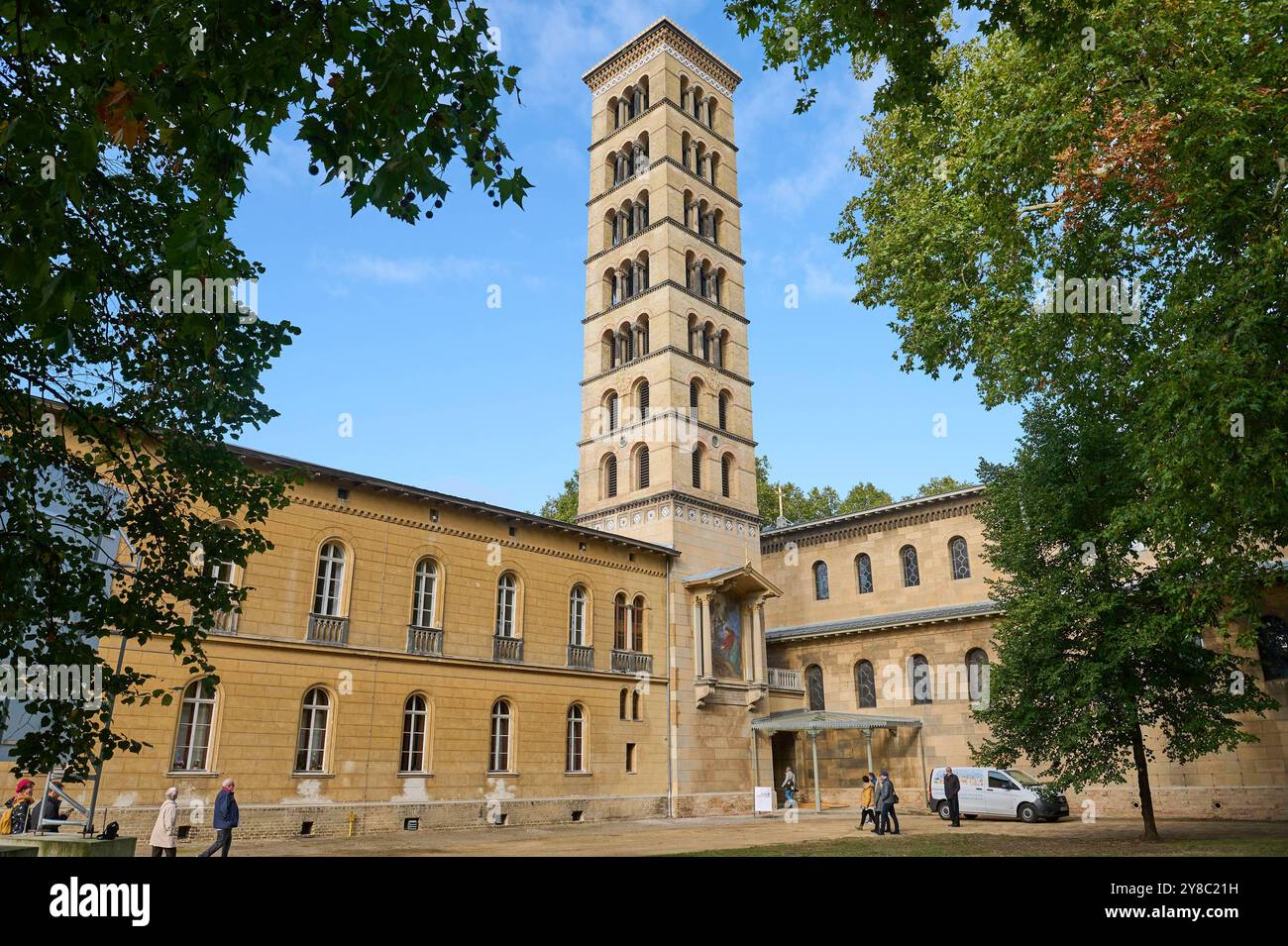 Im historischen Campanile der Friedenskirche im Potsdamer Park ...