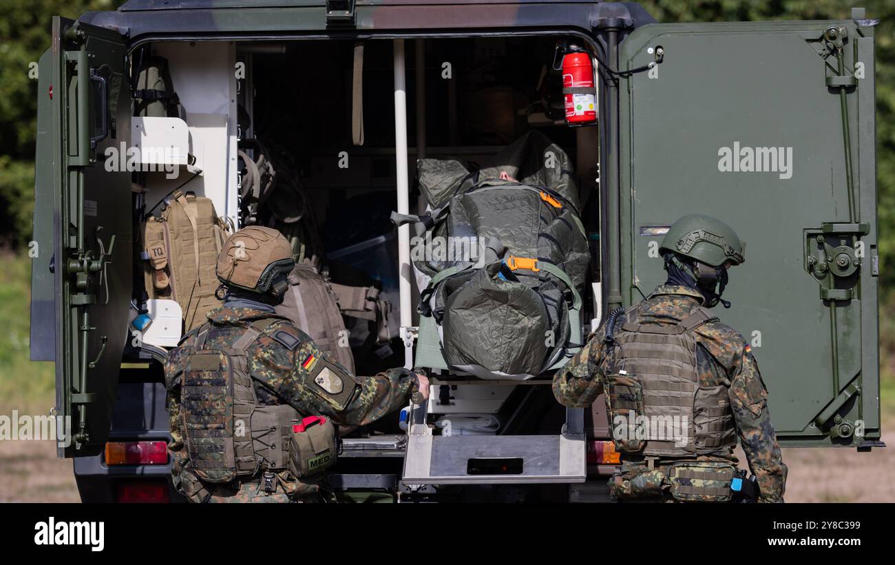 Duesseldorf, Germany. 04th Oct, 2024. Bundeswehr soldiers, including ...