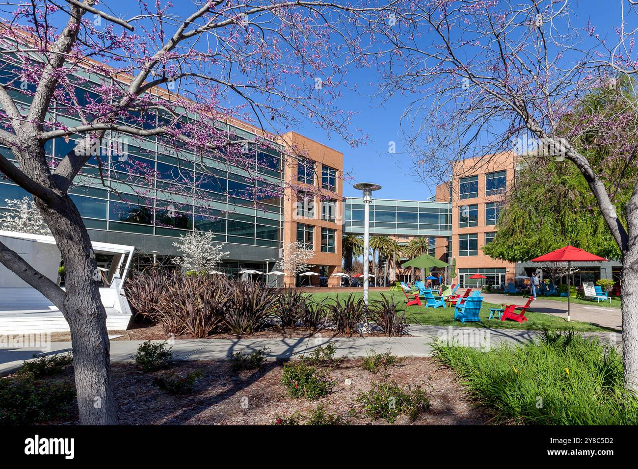 Building at Google headquarters campus in Mountain View, Ca, USA Stock ...