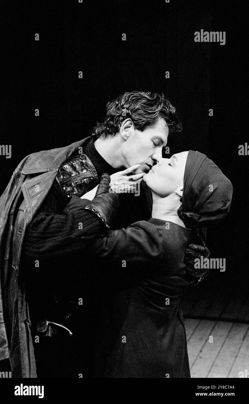 Ian McKellen (Macbeth), Judi Dench (Lady Macbeth) in MACBETH by ...