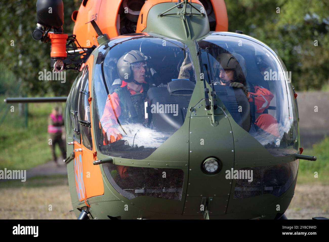 Piloten im Cockpit des SAR-Rettungshubschraubers, Katastrophenschutz ...