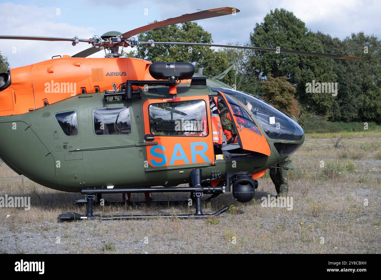 Pilot steigt in den SAR-Rettungshubschrauber, Katastrophenschutz-Uebung ...