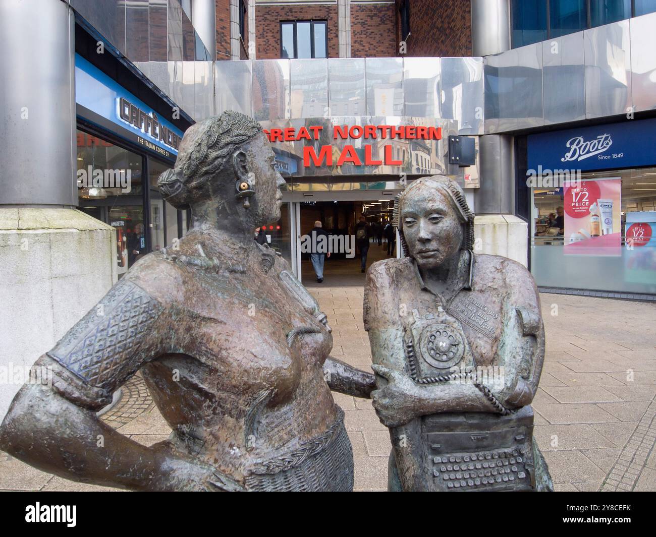 Ireland, North, Belfast, Great Victoria Street, Sculpture of the ...
