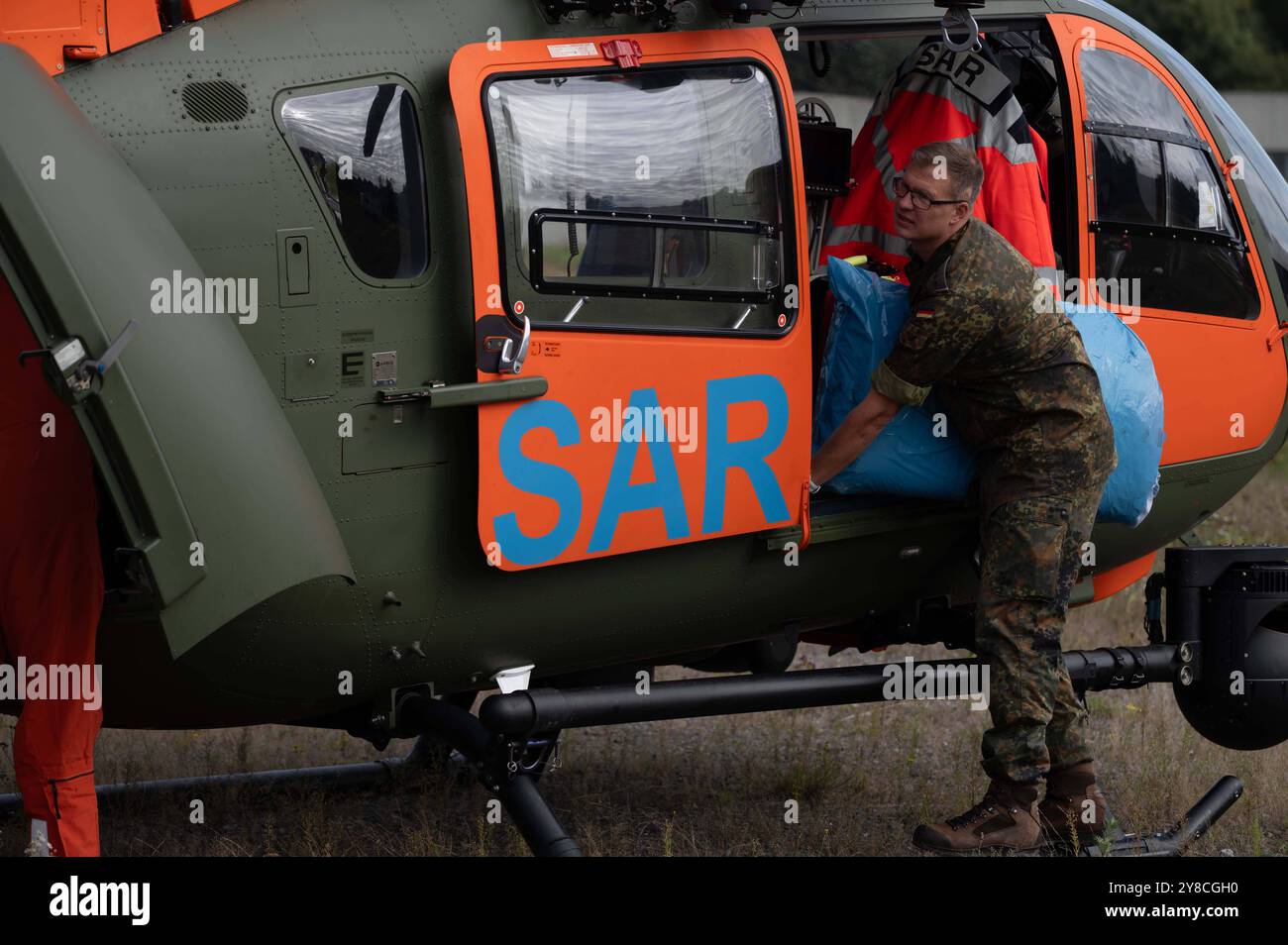 Soldat entlaedt SAR-Rettungshubschrauber, Katastrophenschutz-Uebung ...