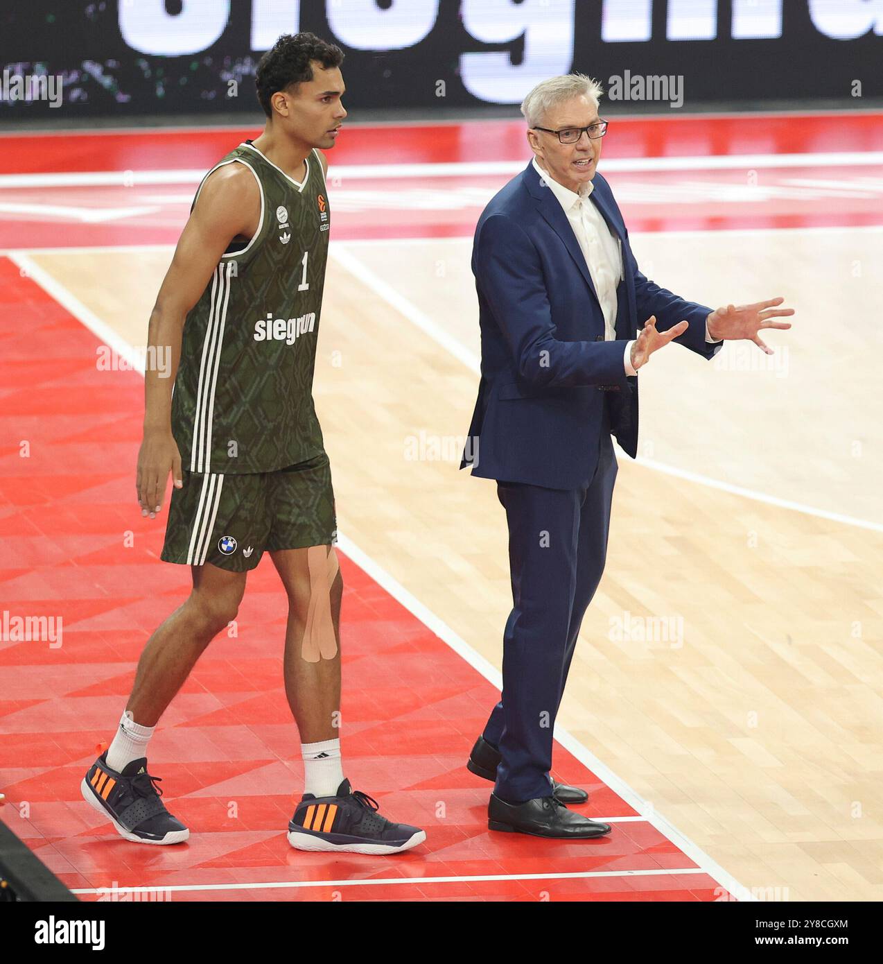 Gordon Herbert (FC Bayern Basketball, Cheftrainer) gibt Anweisungen ...