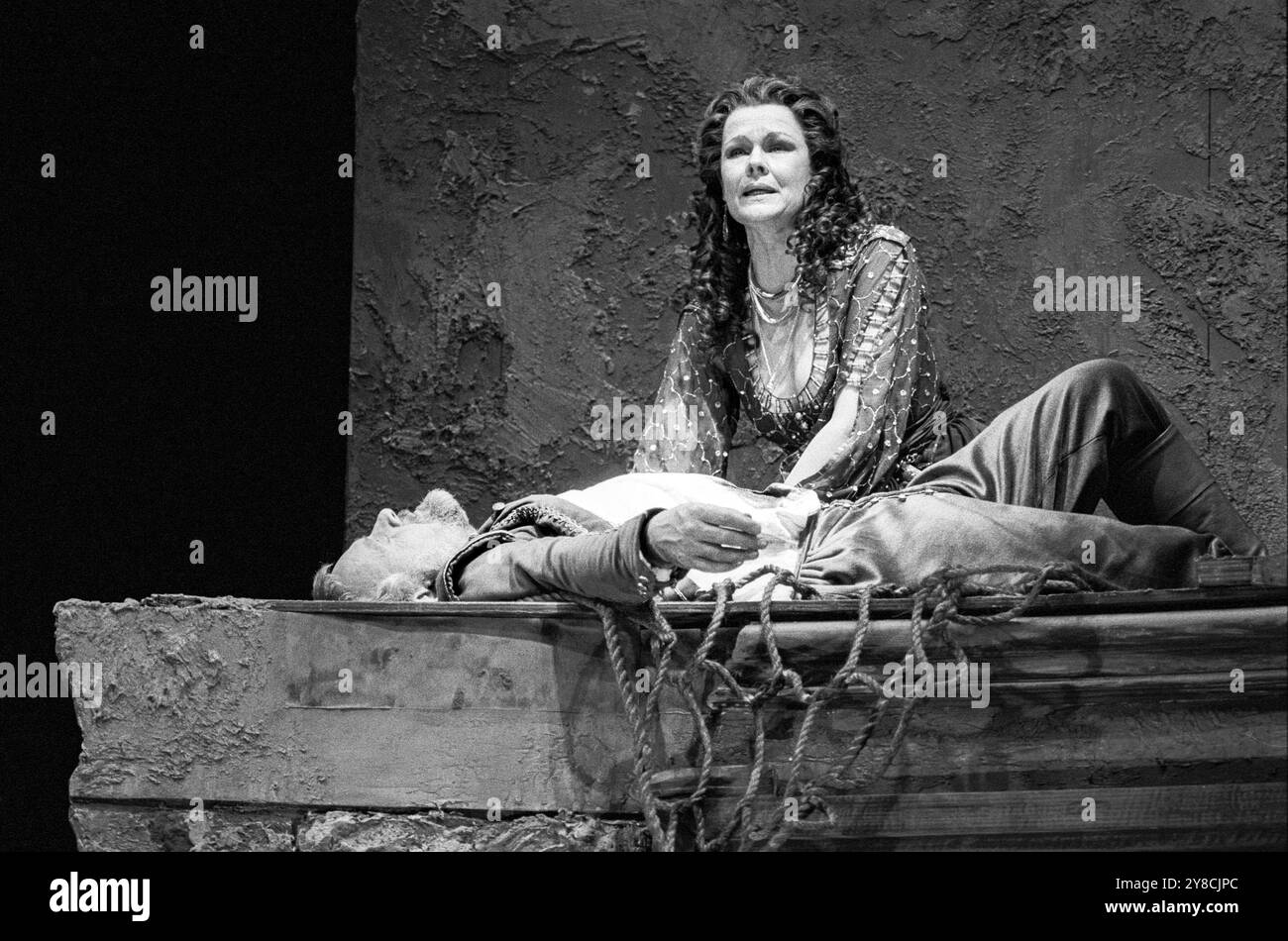 Judi dench anthony hopkins cleopatra hi-res stock photography and ...