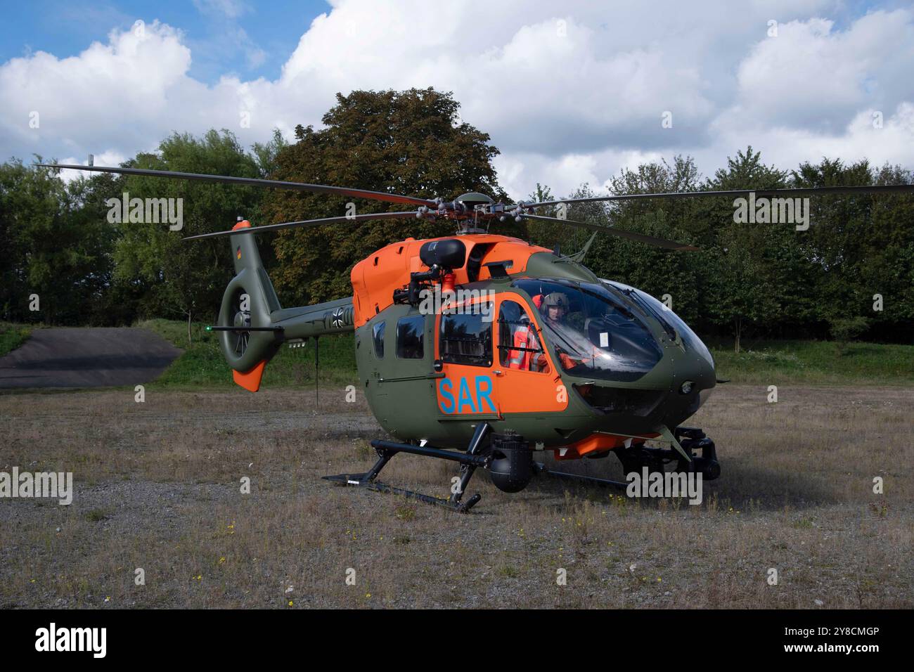 Duesseldorf, Deutschland. 04th Oct, 2024. Pilots in the cockpit of the ...