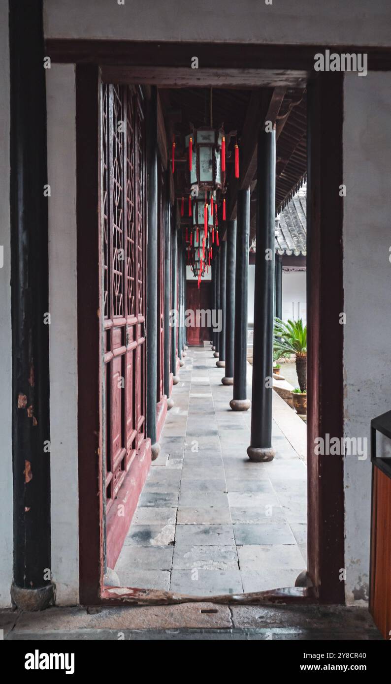 Flooring symmetry hi-res stock photography and images - Alamy