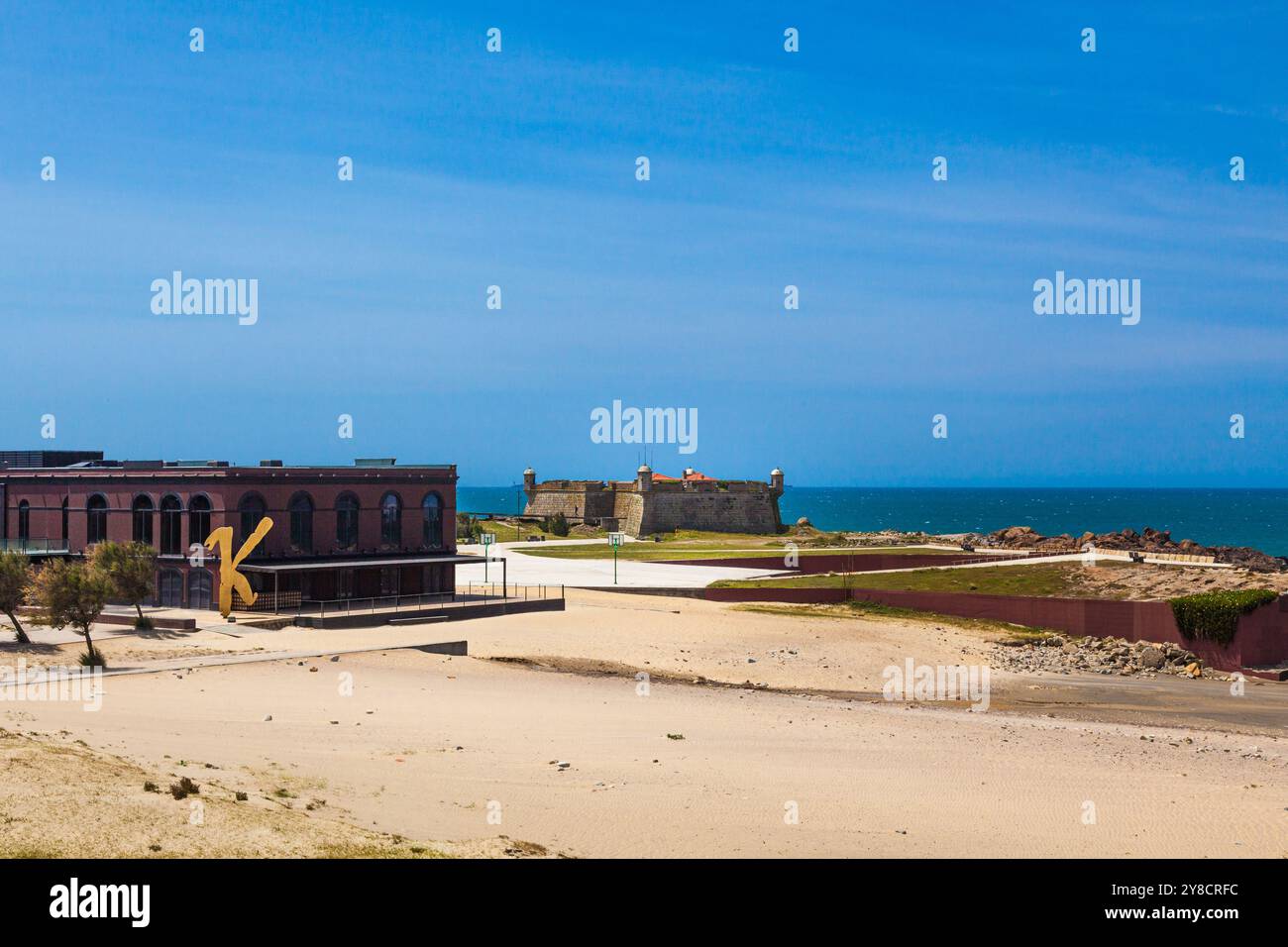 The Forte de São Francisco Xavier (centre), also know as the Castelo do ...