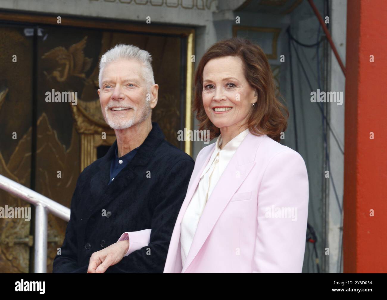 Stephen Lang and Sigourney Weaver at James Cameron and Jon Landau hand ...