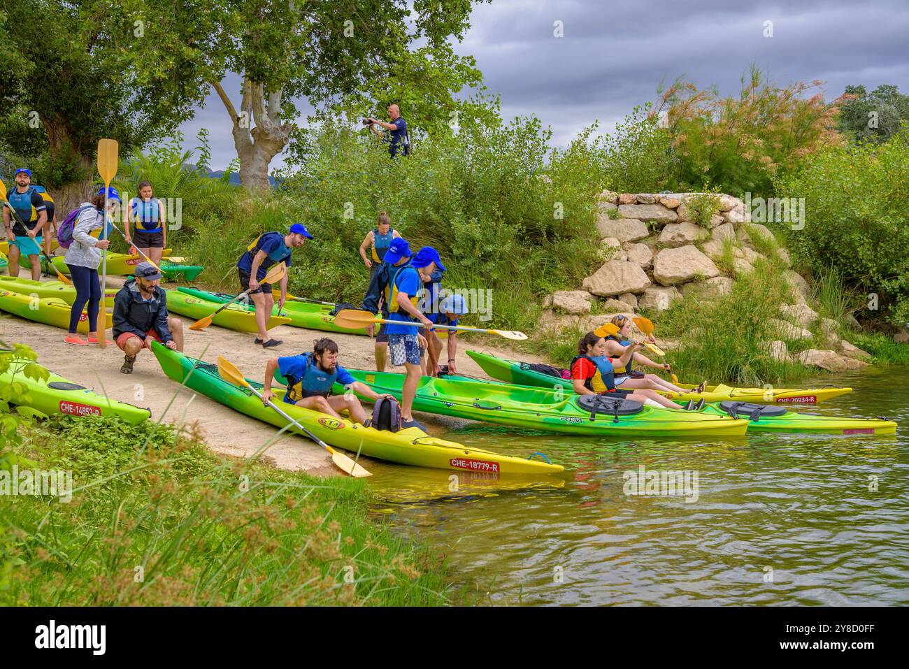 Kayaks en el agua hi-res stock photography and images - Alamy