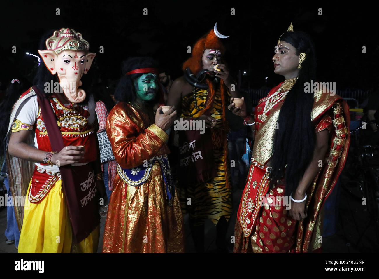 Kolkata, West Bengal, India. 4th Oct, 2024. Performers dress as Hindu ...