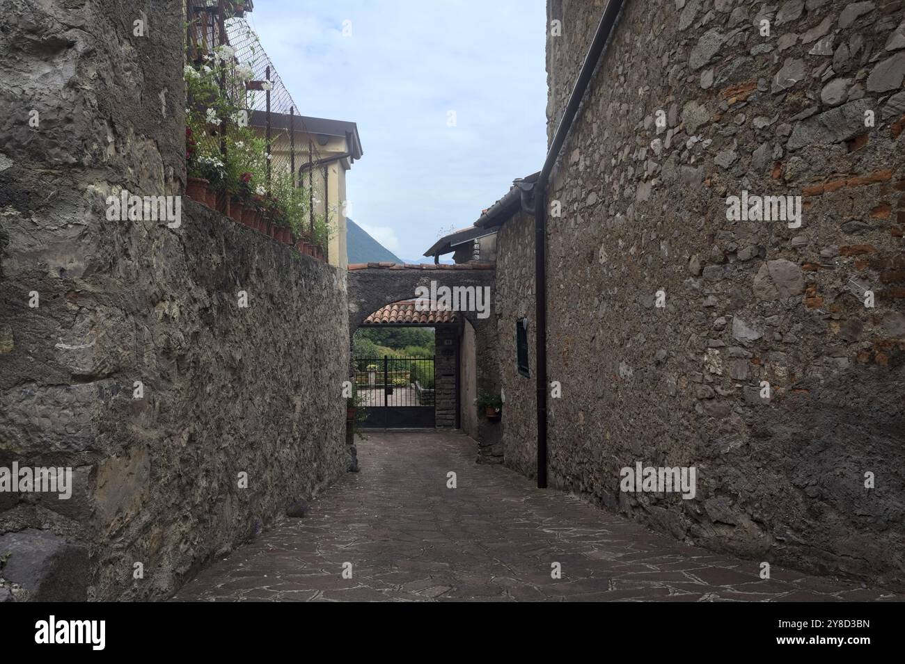 City alley atmosphere hi-res stock photography and images - Alamy
