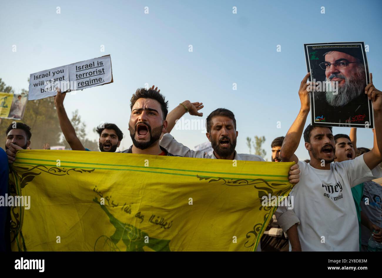 Kashmiri Shia Muslims shout anti-American and anti-Israeli slogans ...