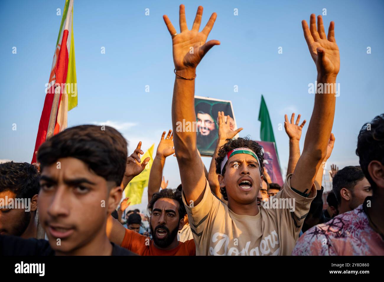 Kashmiri Shia Muslims shout anti-American and anti-Israeli slogans ...
