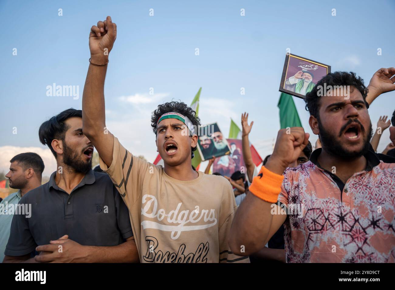 Kashmiri Shia Muslims shout anti-American and anti-Israeli slogans ...