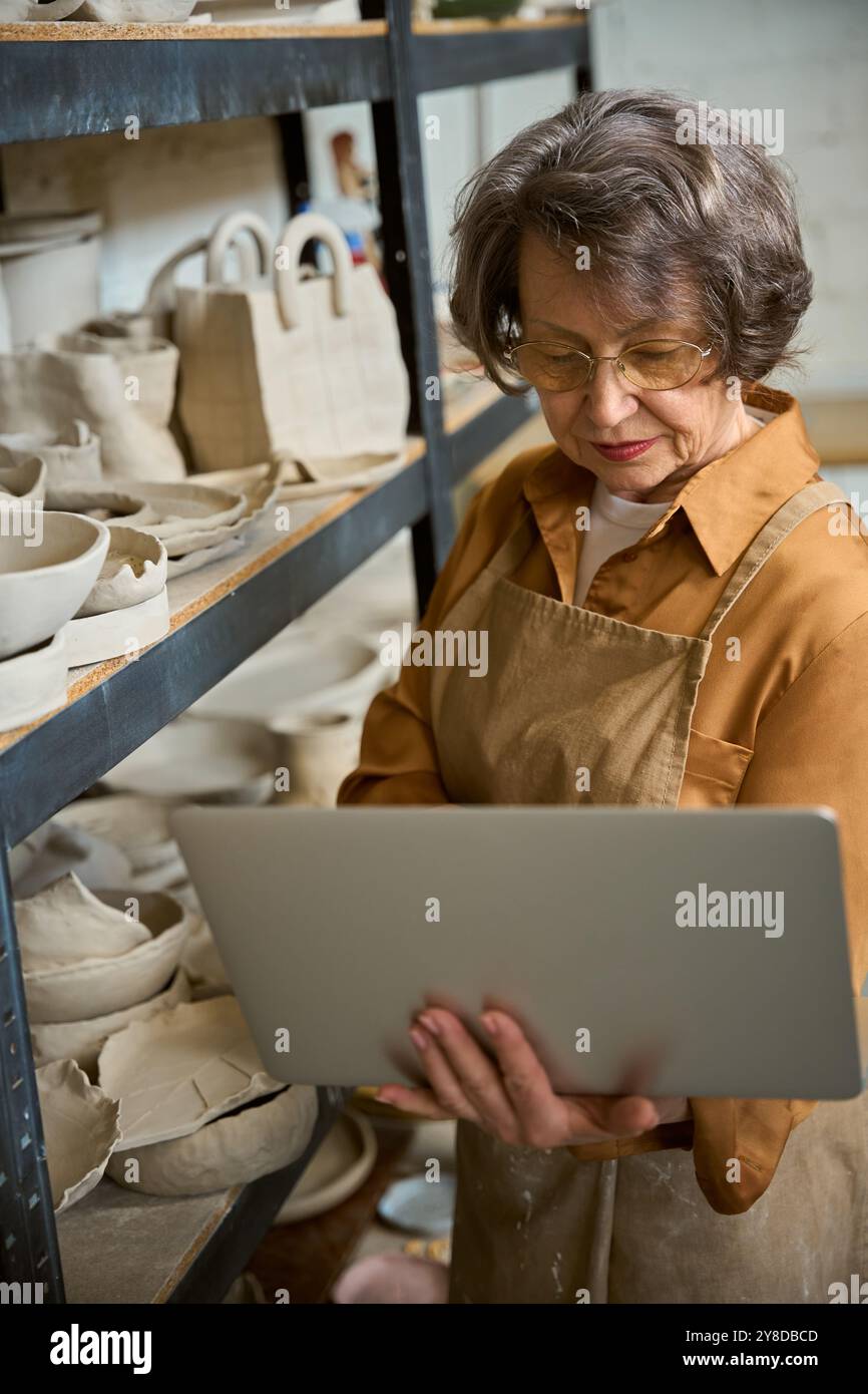 Lady laptop stands shelf hi-res stock photography and images - Alamy