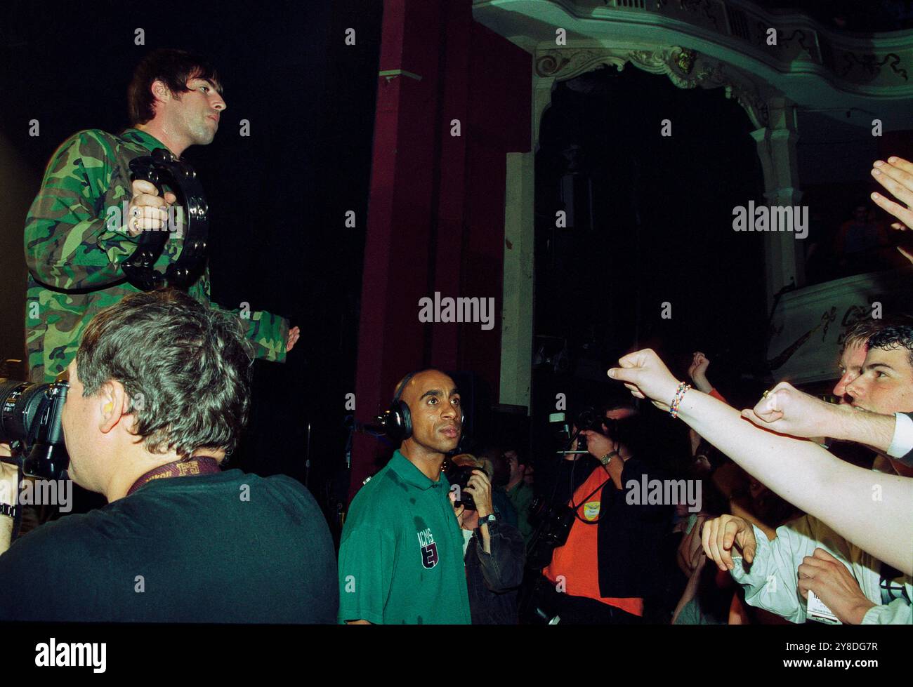 Oasis anniversary tour 2001 hi-res stock photography and images - Alamy