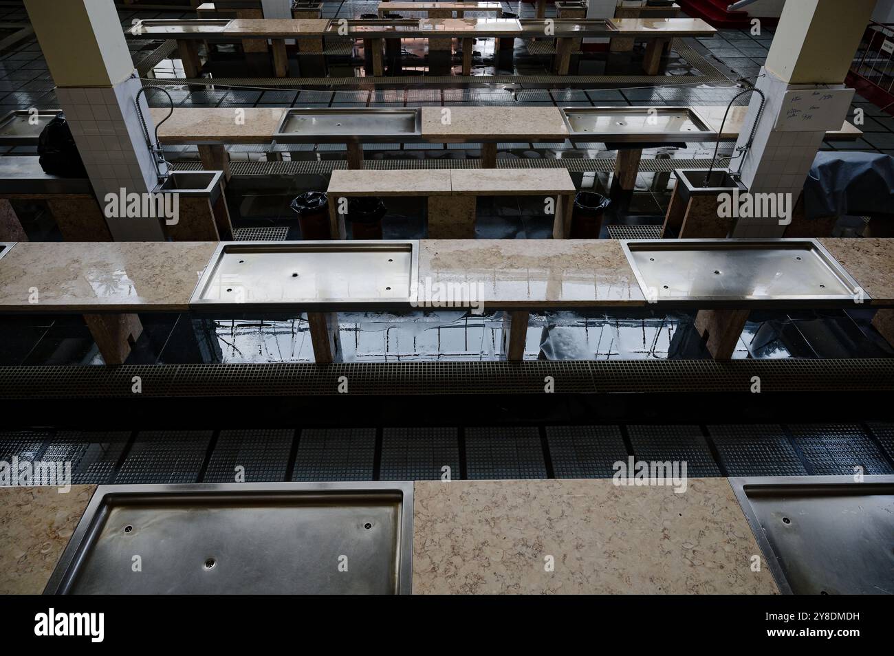 Empty fish stalls hi-res stock photography and images - Alamy