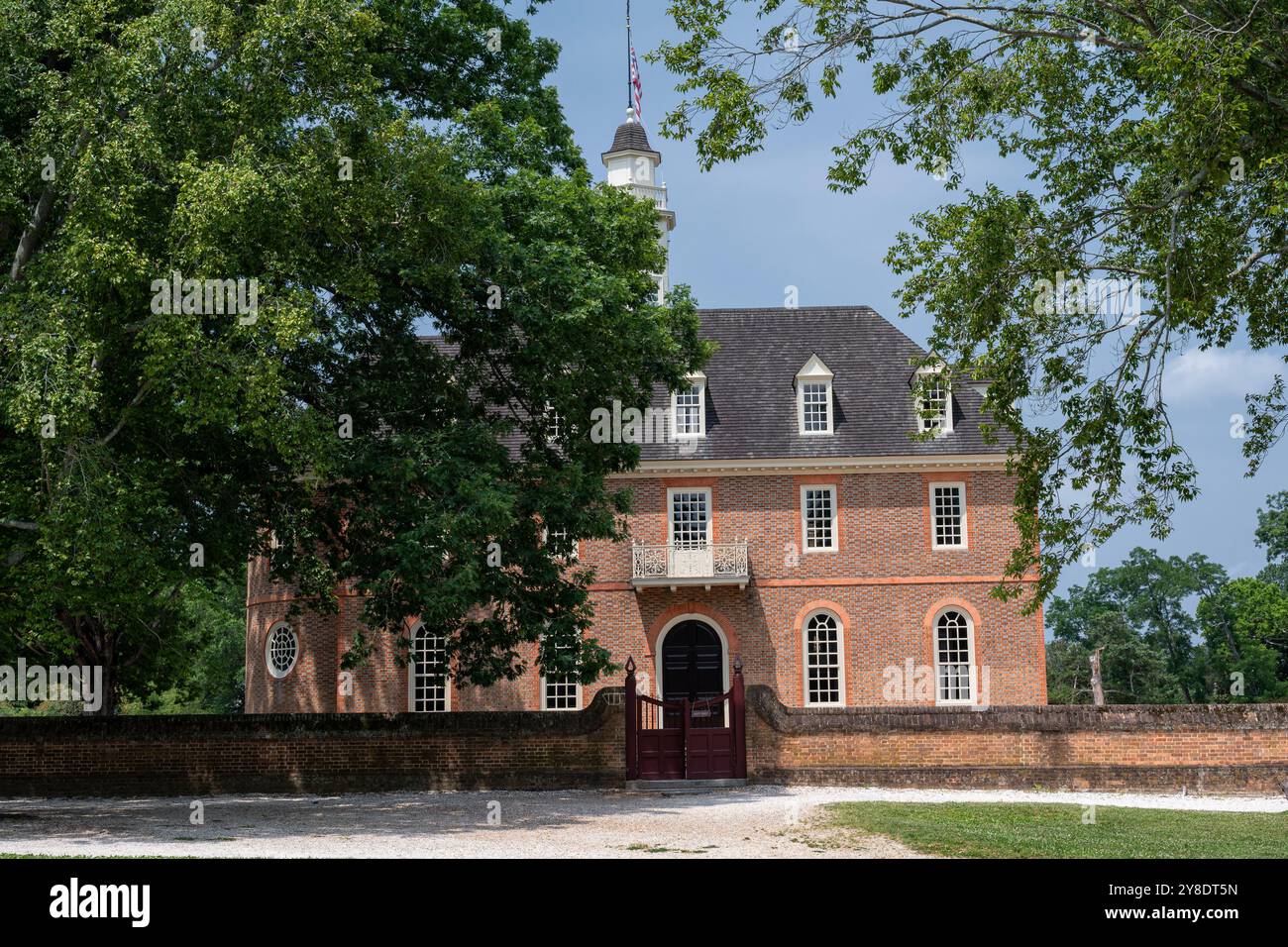 Colonial Williamsburg Capitol building West entrance Stock Photo - Alamy