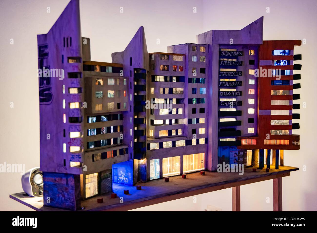 Ausstellung der Künstlerin Tracey Snelling im Haus am Lützowplatz in ...