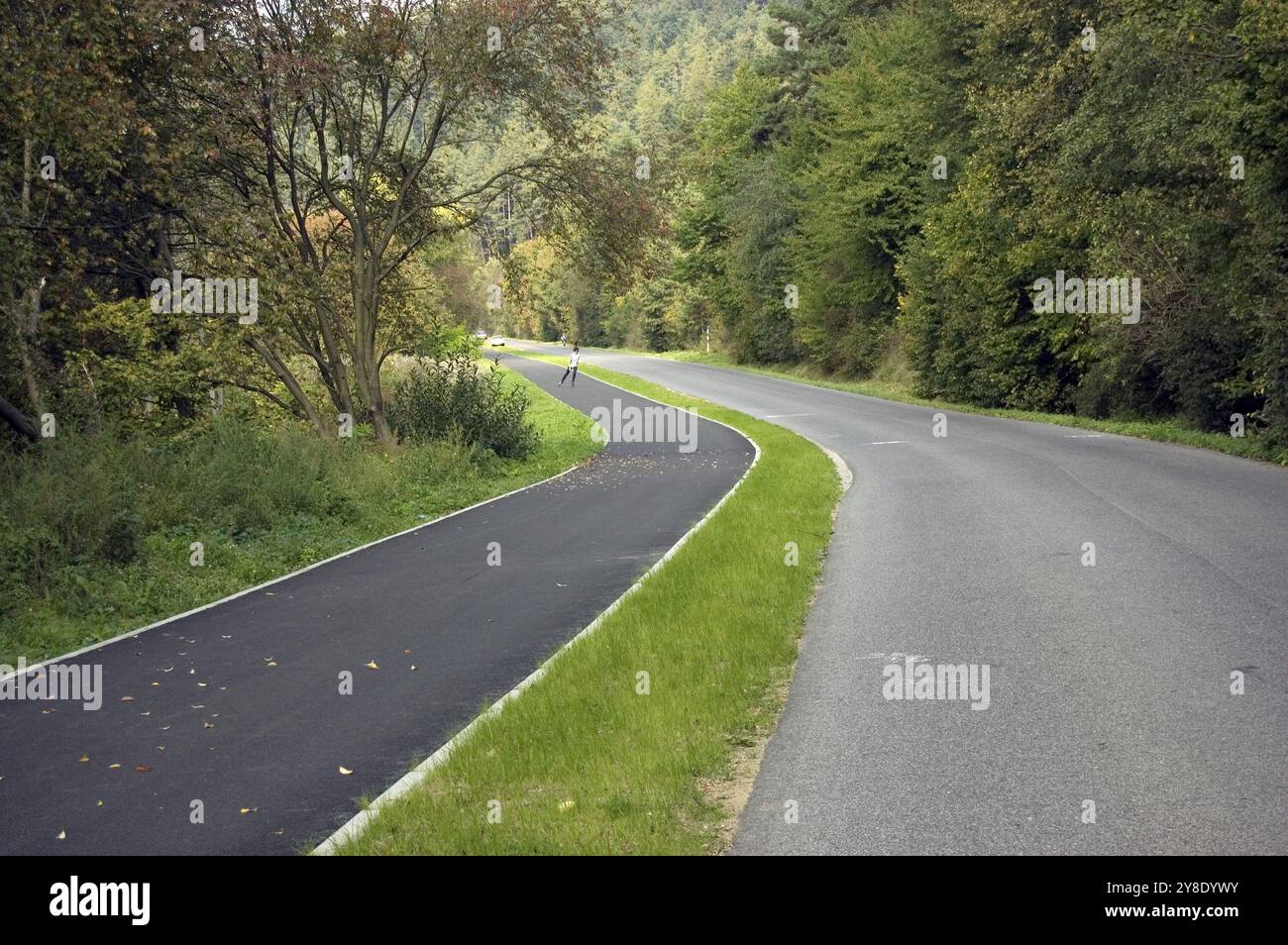Road with a pedestrian walkway Stock Photo - Alamy