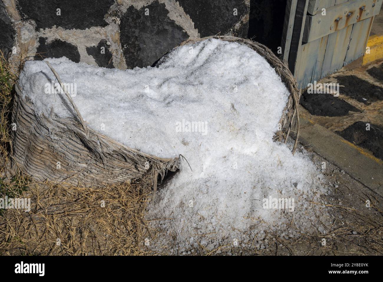 Salt production, sea salt through evaporation, Yemen salt works ...